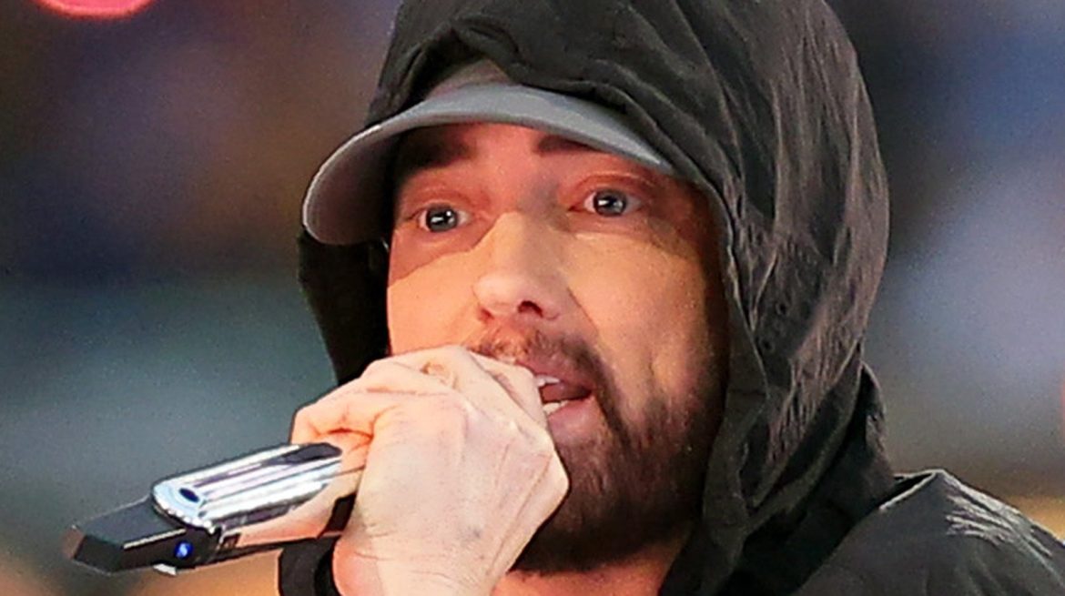 Eminem et son nouveau look lors du Super Bowl : les fans réagissent ...