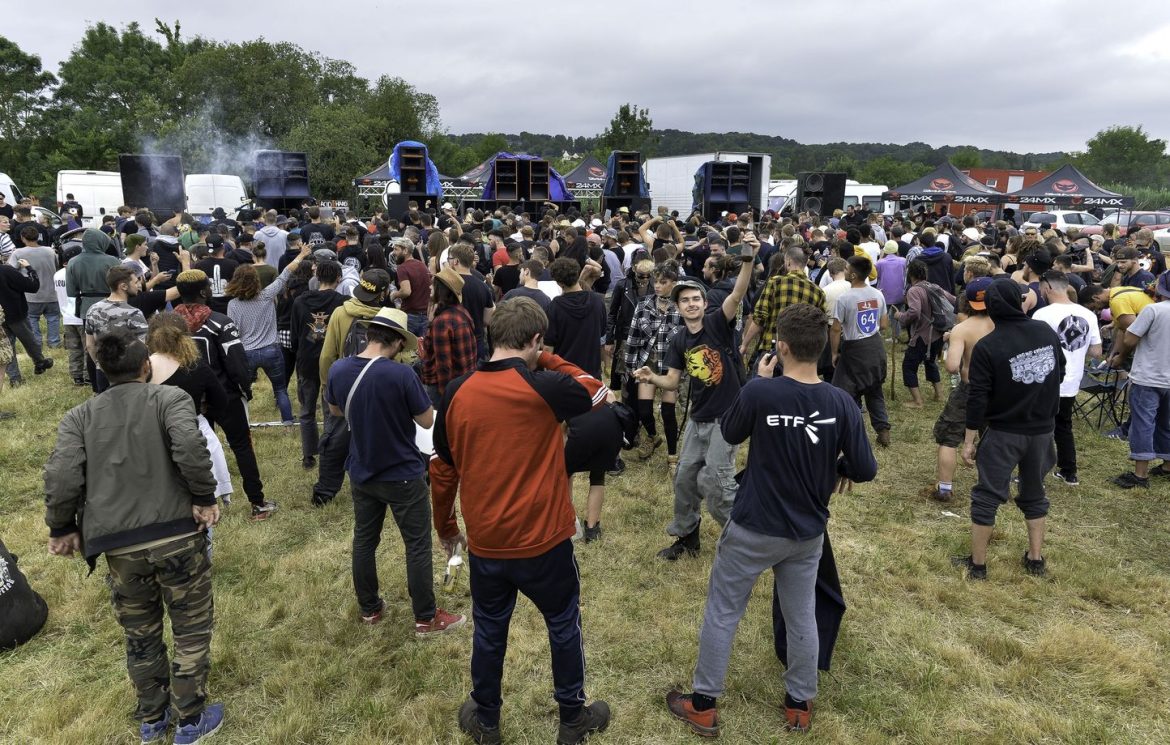 Rave-party illégale : 9.000 personnes rassemblées dans le Lot - Obscura