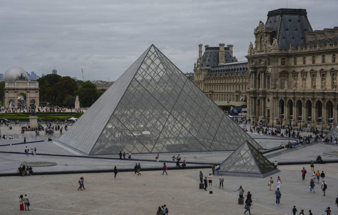 Braquage au Louvre : pas de blessés, musée fermé à Paris - Obscura